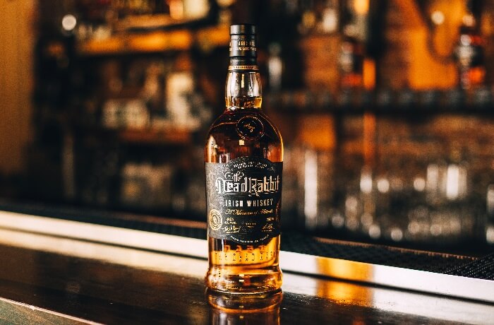 The Dead Rabbit Premium Irish Whiskey toma la delantera en su categoría ...